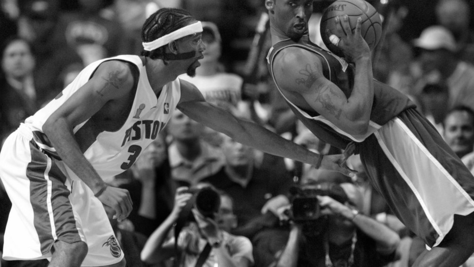 Hand-checking: a regra que mudou o basquete e a NBA